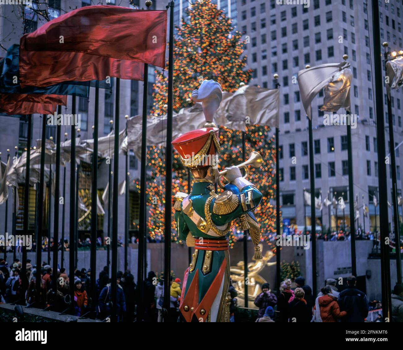 2004 HISTORICAL CHRISTMAS ROCKEFELLER CENTER (©RAYMOND HOOD 1939 ...