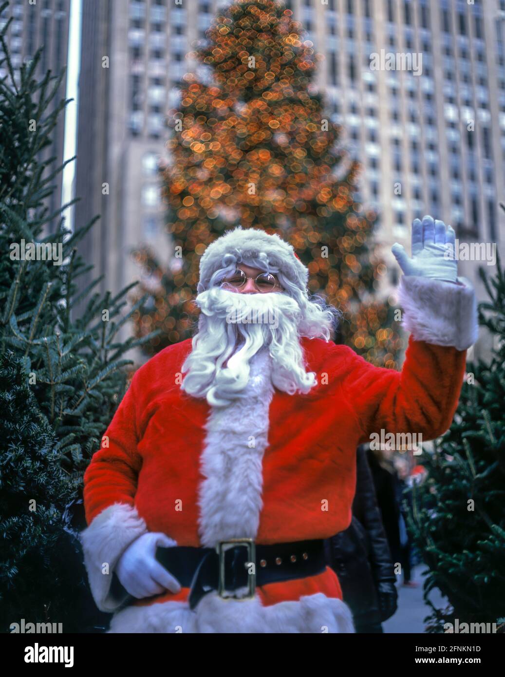 2004 HISTORICAL WAVING CHRISTMAS SANTA ROCKEFELLER CENTER (©RAYMOND ...