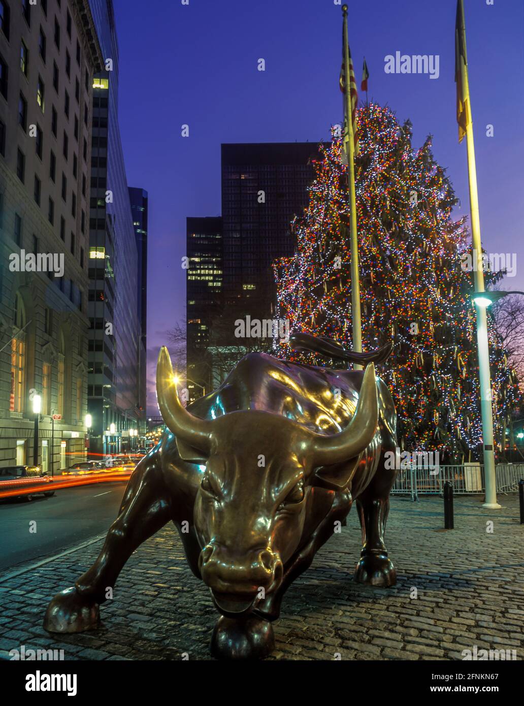 2004 HISTORICAL CHRISTMAS TREE LIGHTS CHARGING BULL STATUE (©ARTURO DI ...