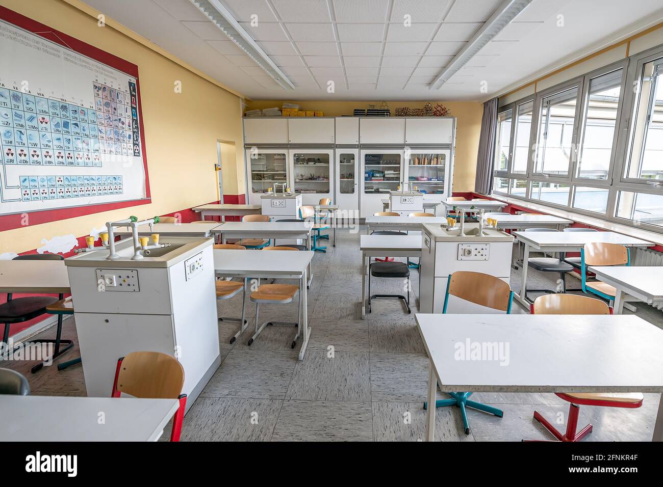 Empty science lab classroom hi-res stock photography and images - Alamy