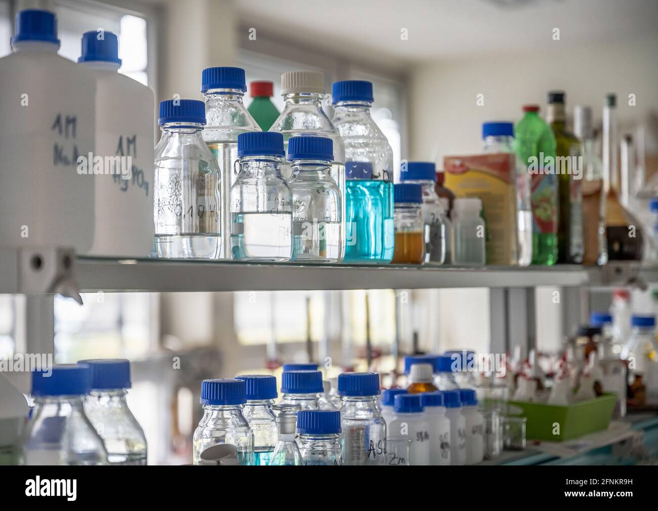 Empty chemistry lab school hi-res stock photography and images - Alamy