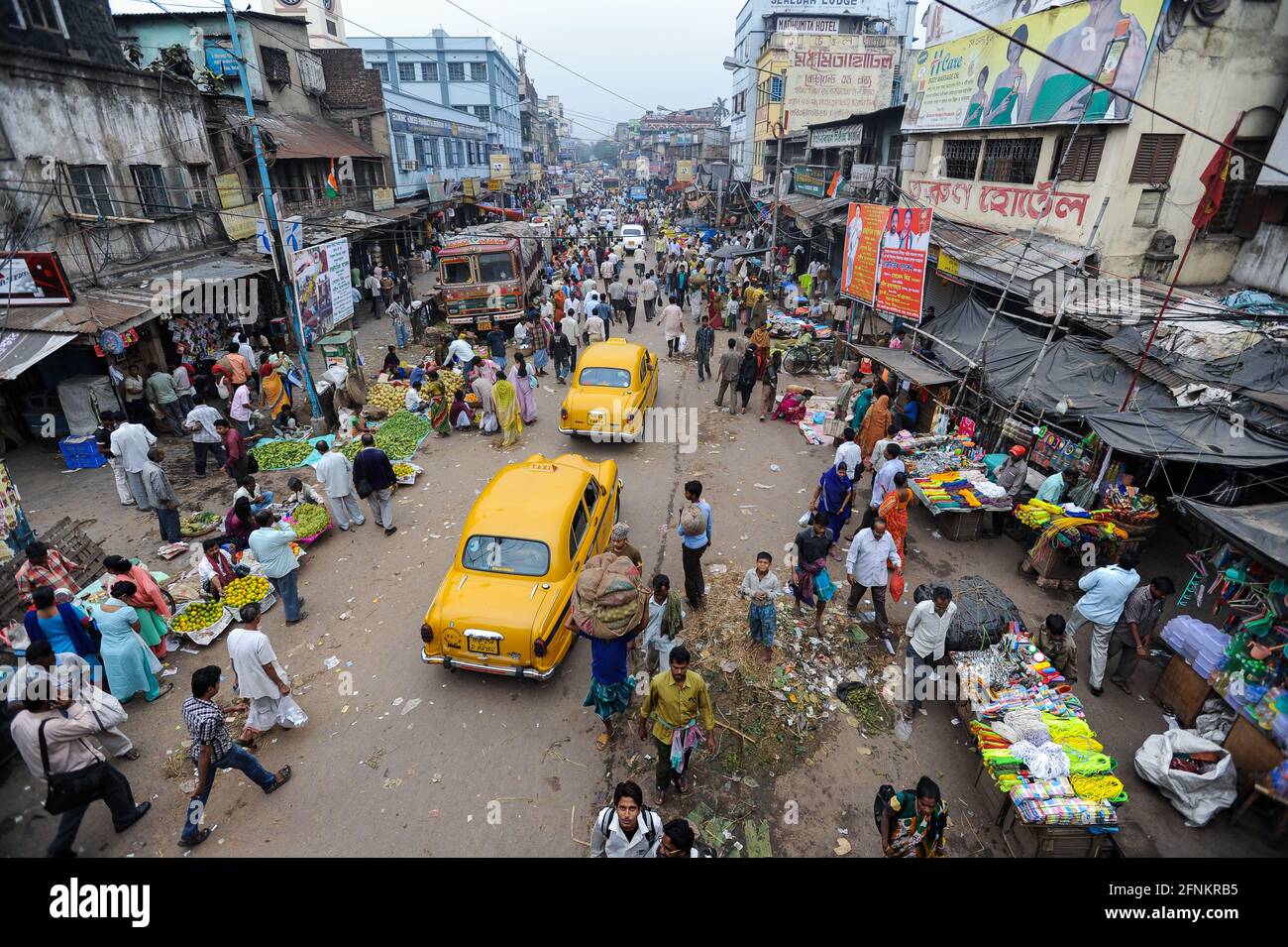 Street scene from kolkata calcutta hi-res stock photography and images ...