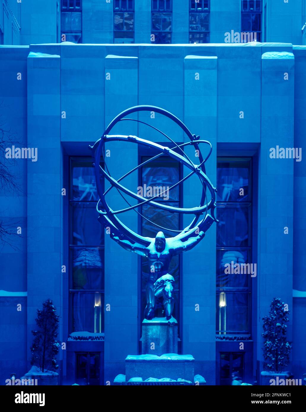 2005 HISTORICAL ATLAS STATUE (©LEE LAWRIE 1937) ROCKEFELLER CENTER ...