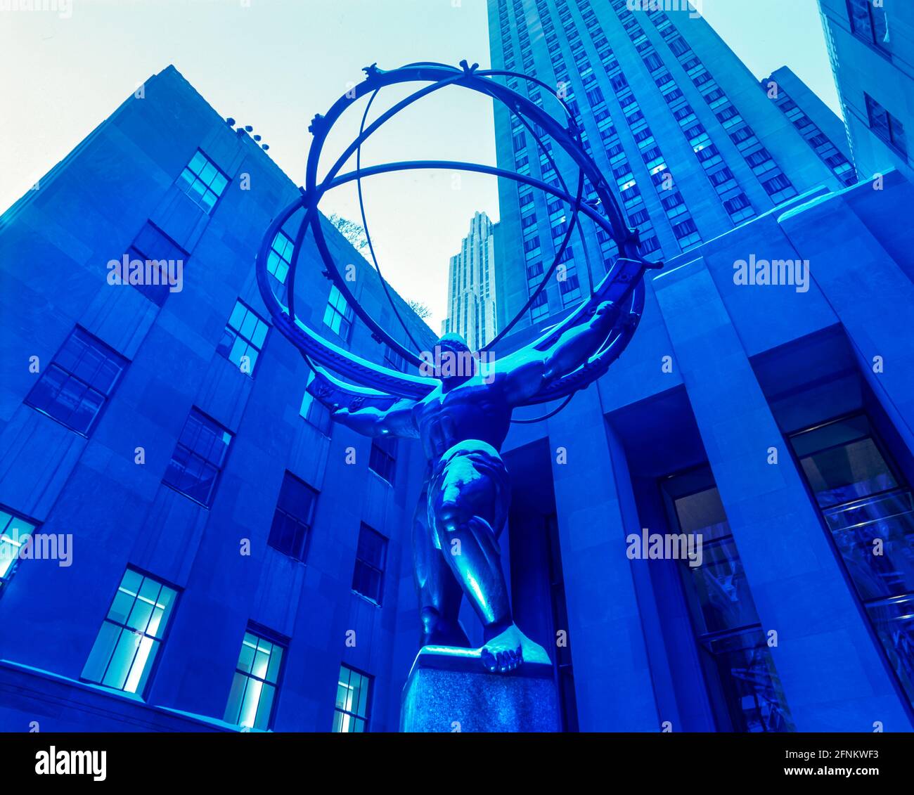 2005 HISTORICAL ATLAS STATUE (©LEE LAWRIE 1937) ROCKEFELLER CENTER ...