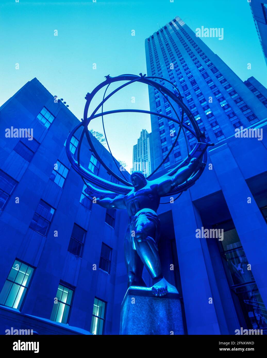 2005 HISTORICAL ATLAS STATUE (©LEE LAWRIE 1937) ROCKEFELLER CENTER ...