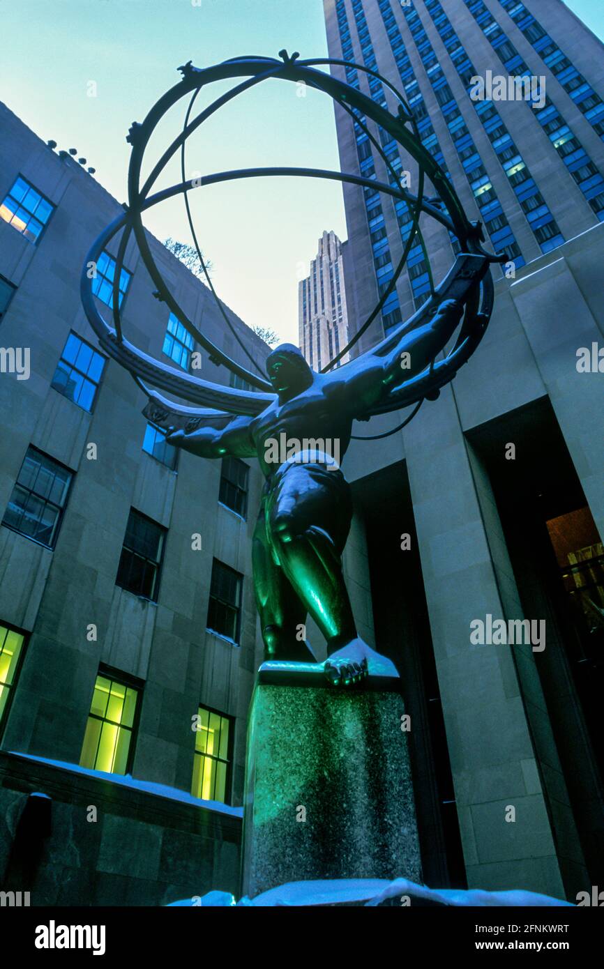 2005 HISTORICAL ATLAS STATUE (©LEE LAWRIE 1937) ROCKEFELLER CENTER ...