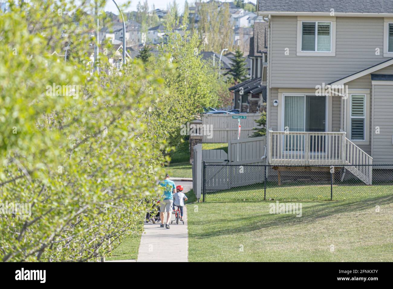 Family neighborhood walk hi-res stock photography and images - Alamy