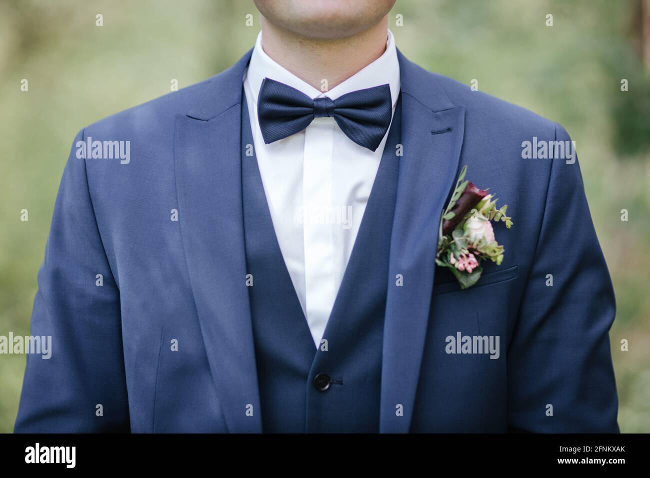Groom wearing white tie tuxedo hi-res stock photography and images - Alamy