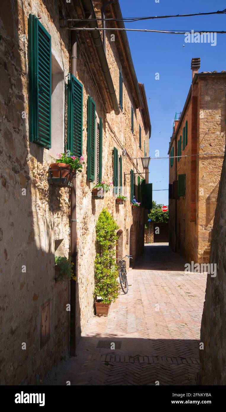 Narrow alley with old buildings In typical tuscan medieval town Stock ...