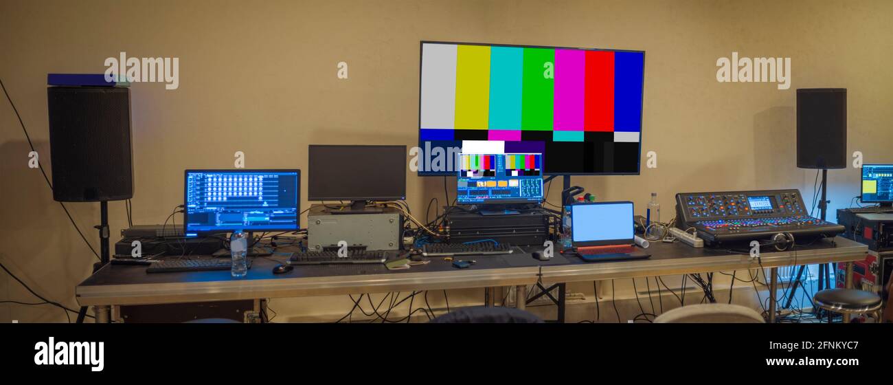 Real time broadcast hi-res stock photography and images - Alamy