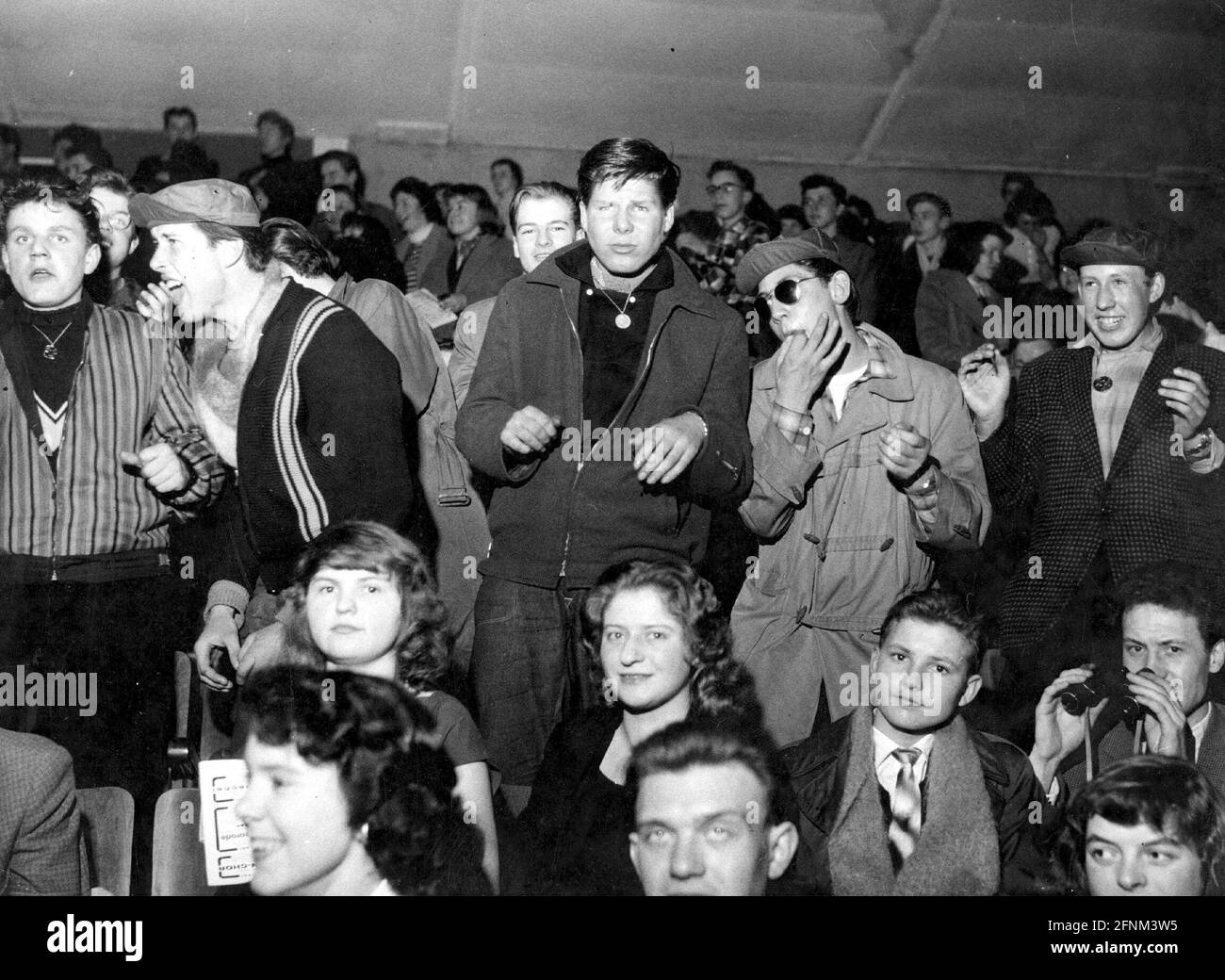 Elvis presley 1950s concert hi-res stock photography and images - Alamy