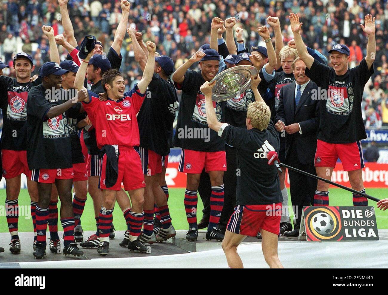 Hamburg, Deutschland. 20th May, 2001. firo football: 19.05.2001 season ...