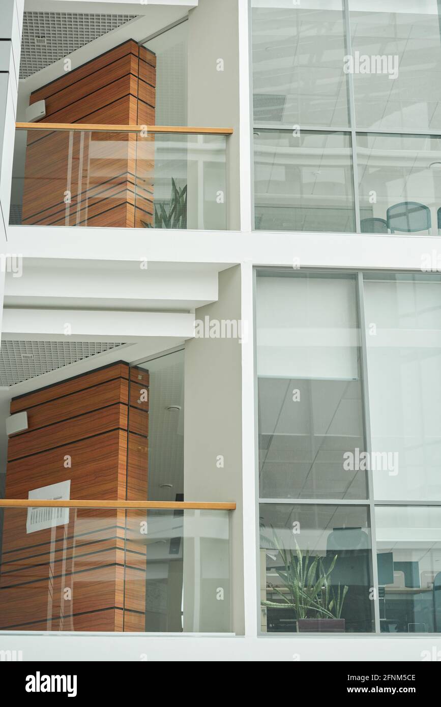Modern building glass windows hi-res stock photography and images - Alamy