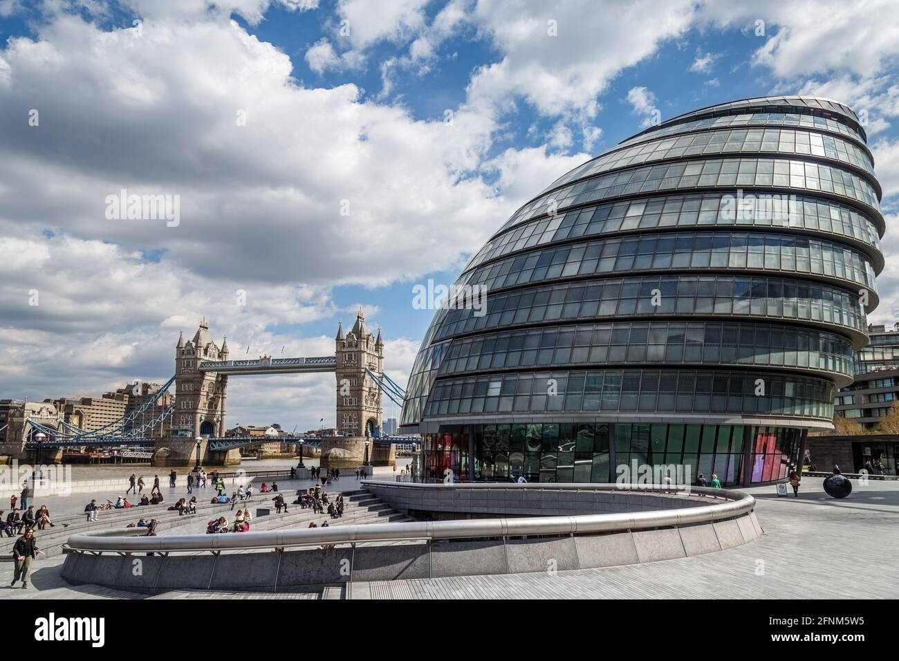 City Hall on the South Bank of the River Thames near Tower Bridge Stock ...