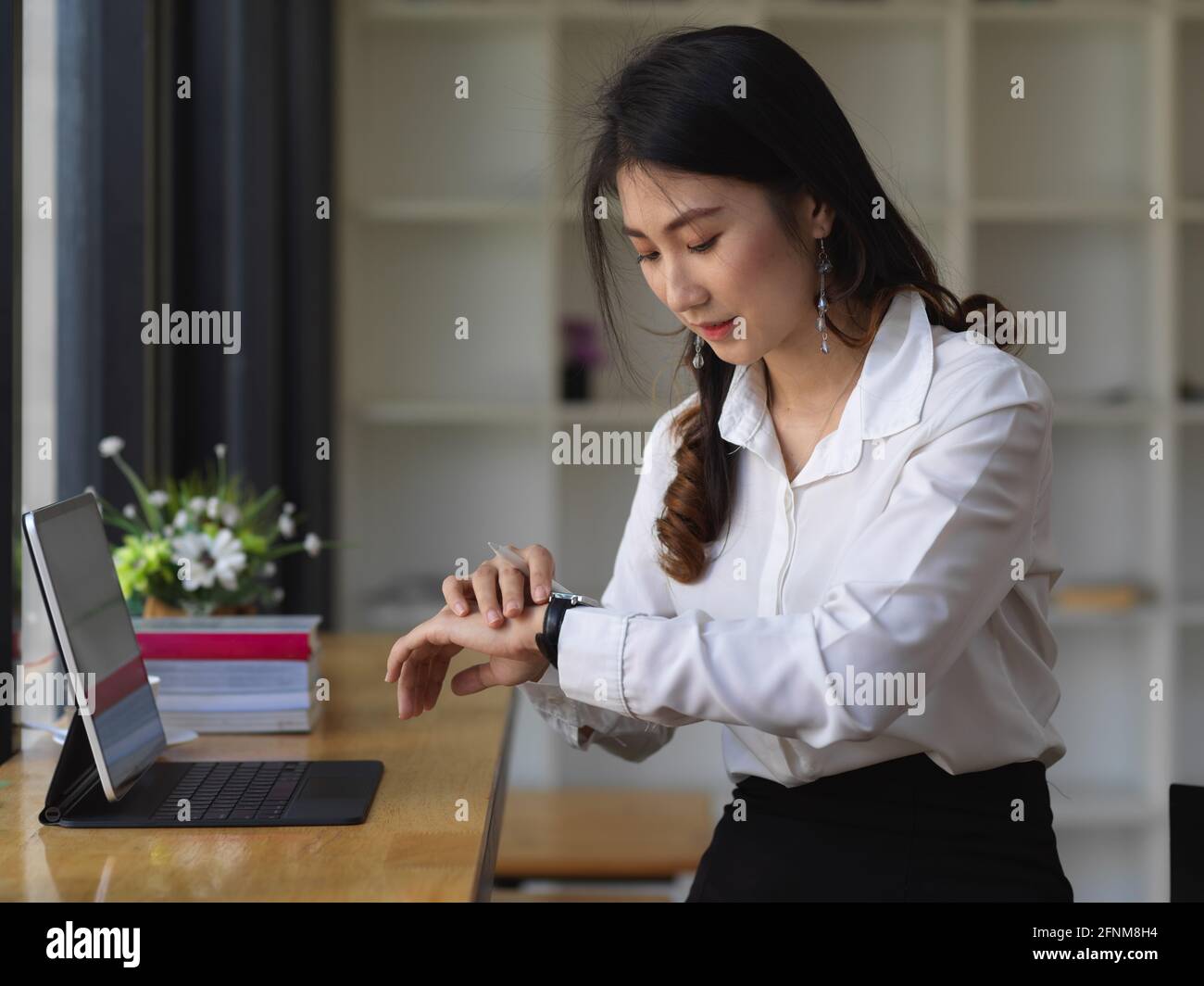 Female office worker checking hi-res stock photography and images - Alamy