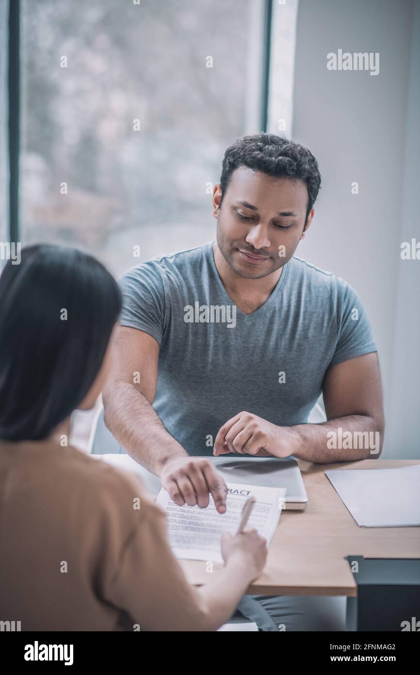 Client signing the documents in the lawyers office Stock Photo - Alamy