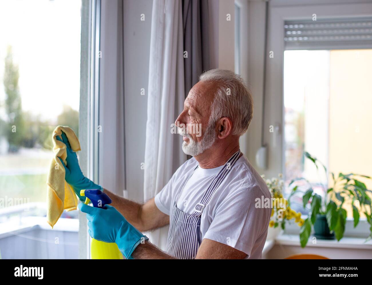 Man cleaning windows hi-res stock photography and images - Alamy