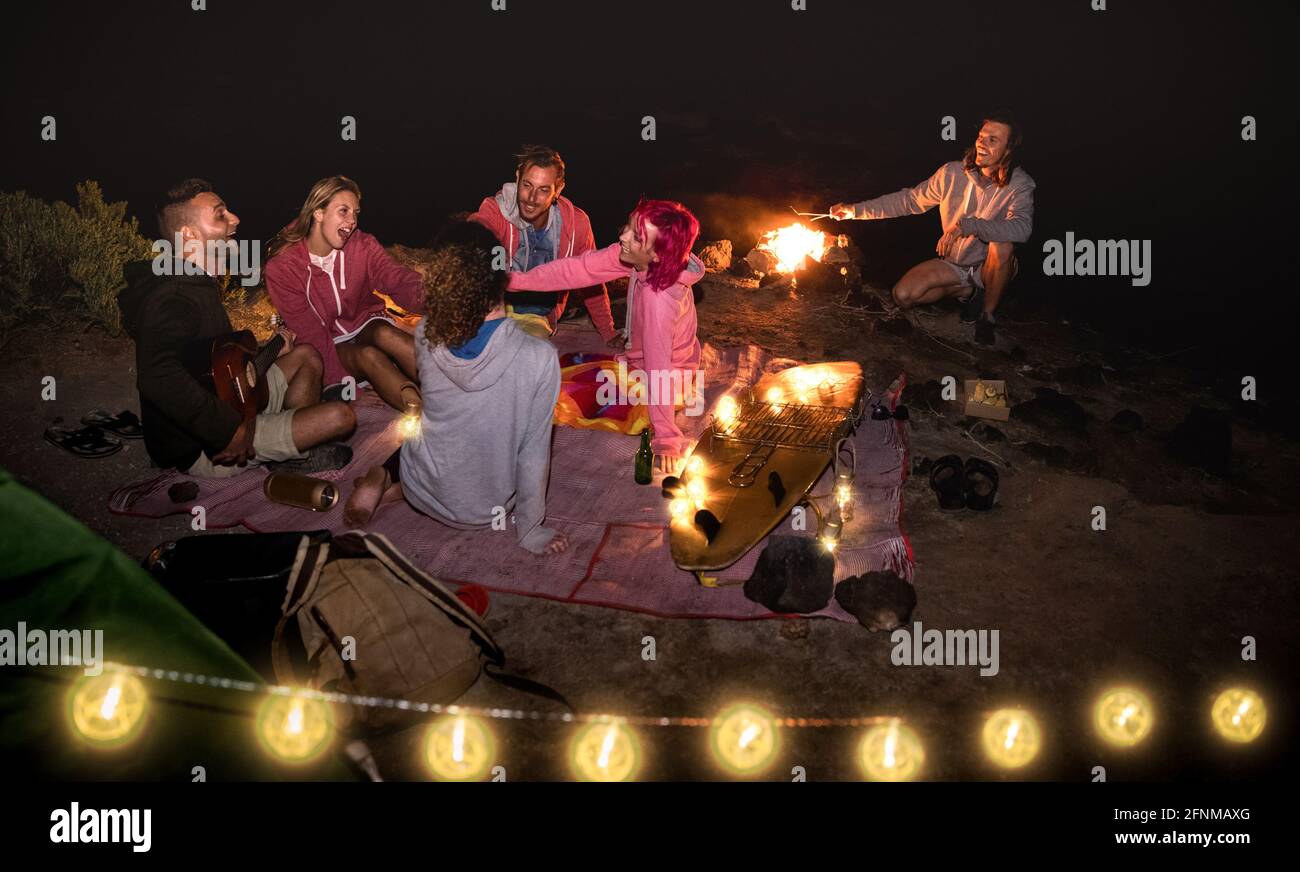 Campfire beach hi-res stock photography and images - Alamy