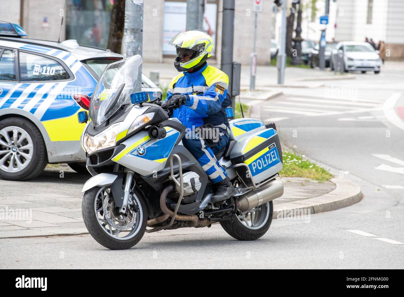 Polizeiwagen mit Blaulicht im Einsatz. -- Police car with bluelight in ...
