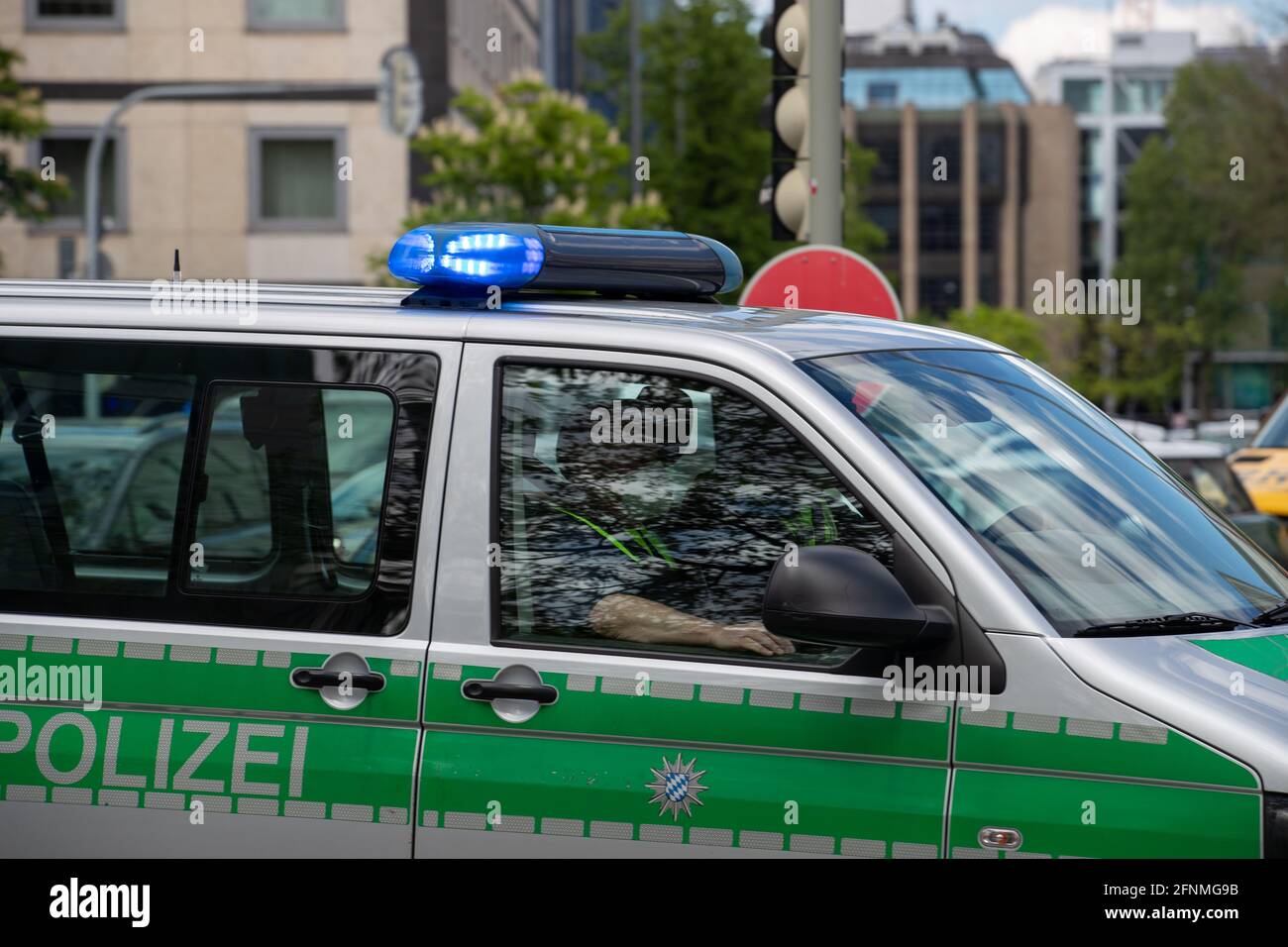 Polizeiwagen mit Blaulicht im Einsatz. -- Police car with bluelight in ...