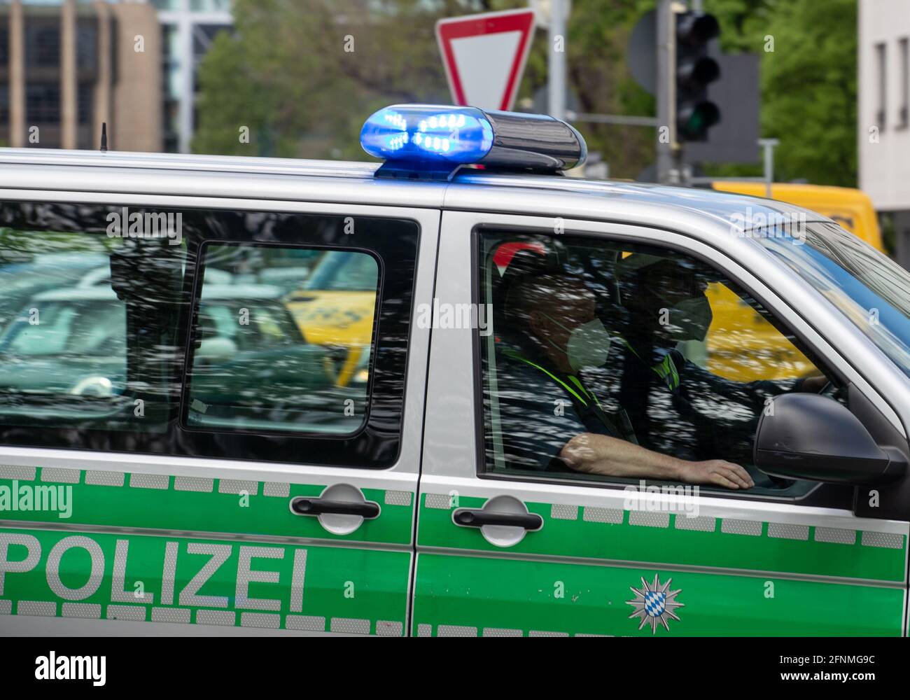 Polizeiwagen mit Blaulicht im Einsatz. -- Police car with bluelight in ...