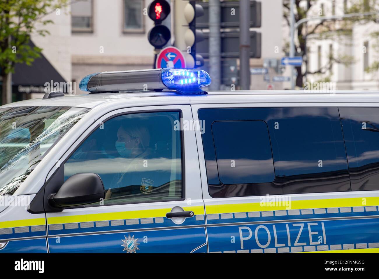 Polizeiwagen mit Blaulicht im Einsatz. -- Police car with bluelight in ...