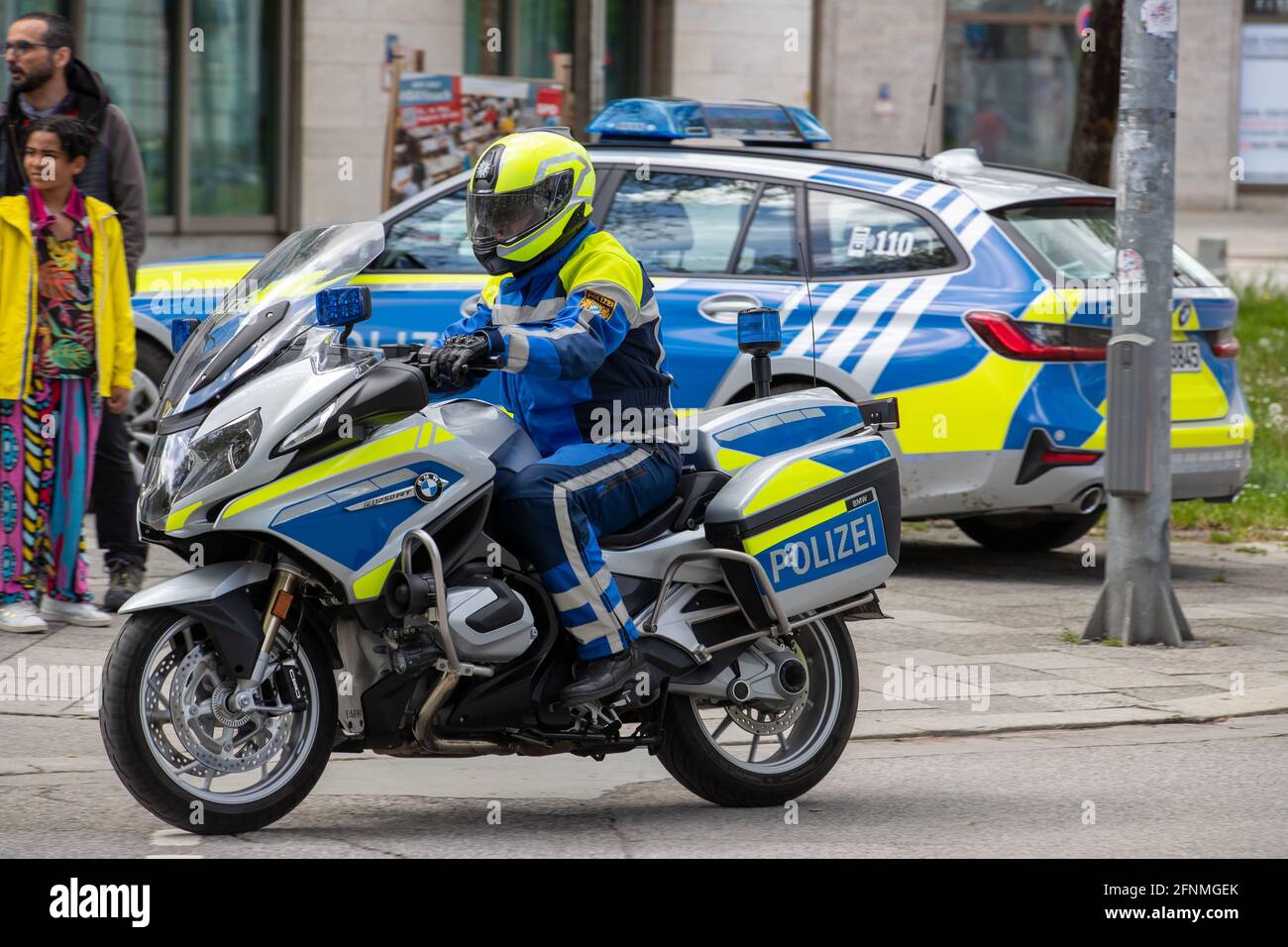 Polizeiwagen mit Blaulicht im Einsatz. -- Police car with bluelight in ...