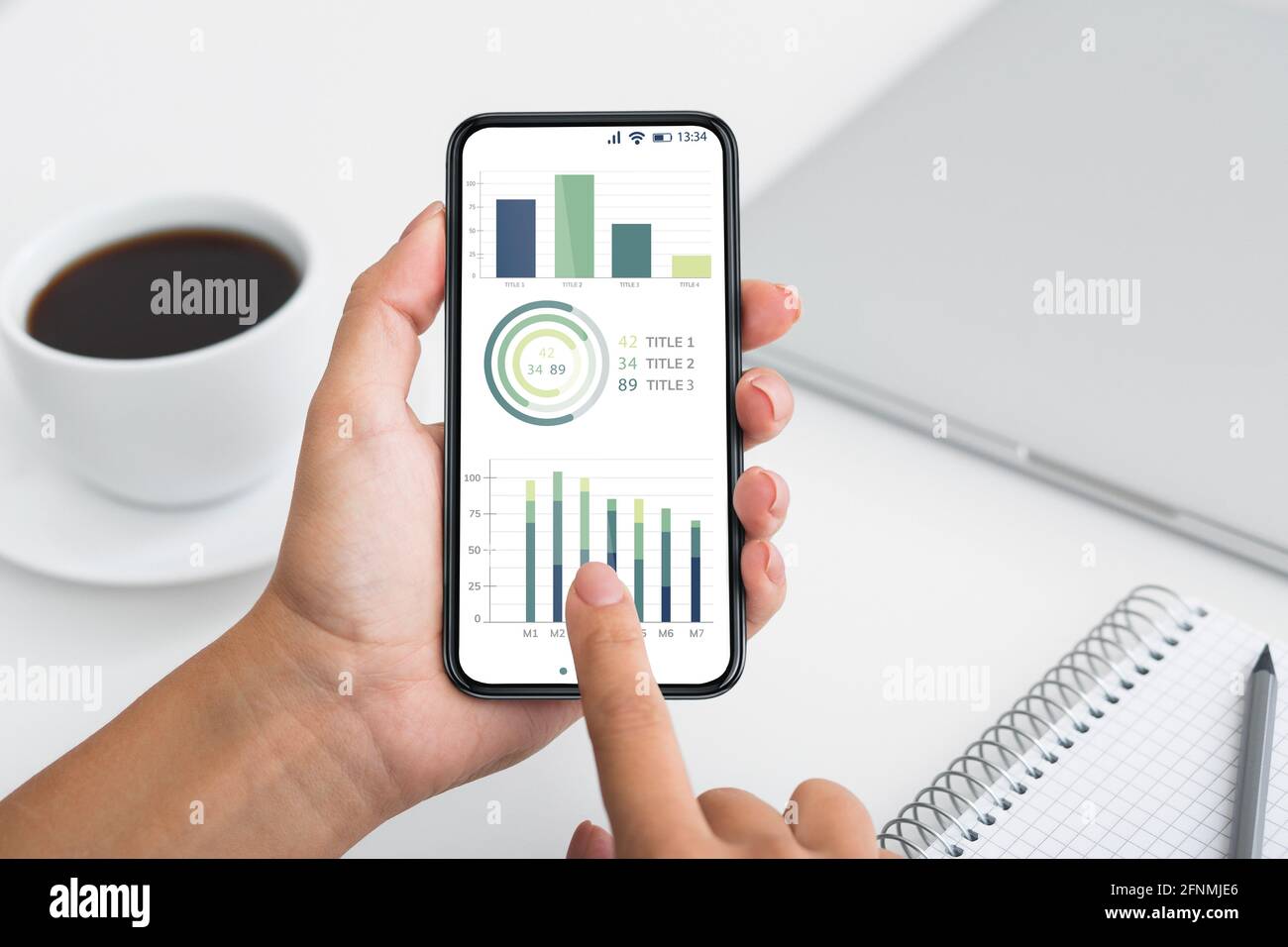 Female business analyst hi-res stock photography and images - Alamy