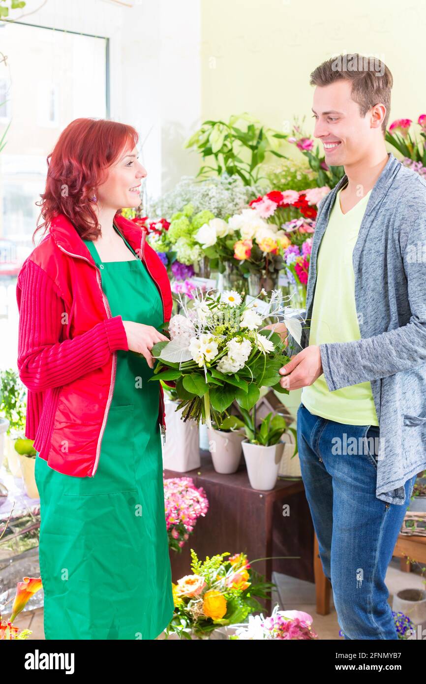 Man woman selling flowers hi-res stock photography and images - Alamy