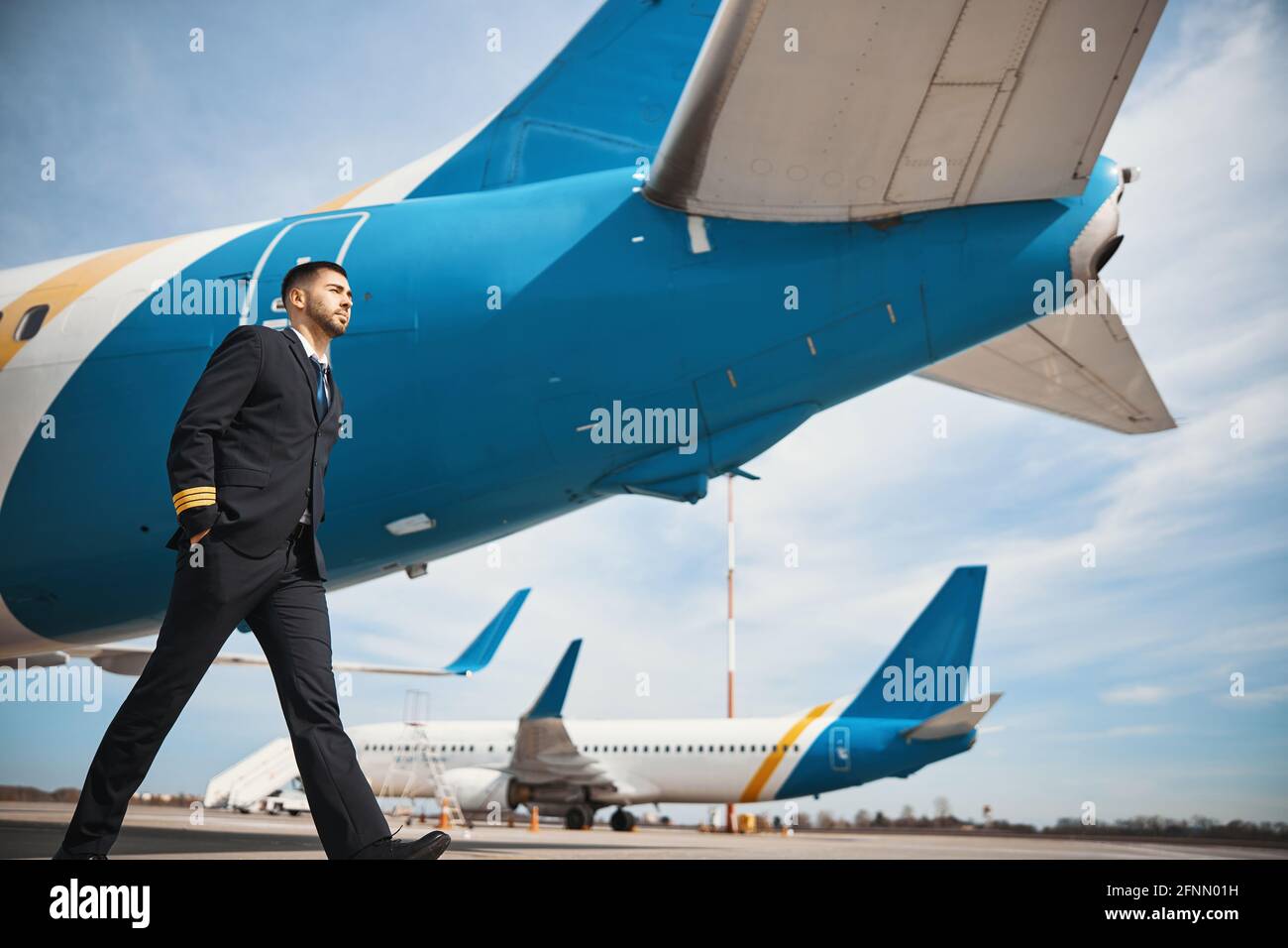 Airline pilot walking to aircraft hi-res stock photography and images ...