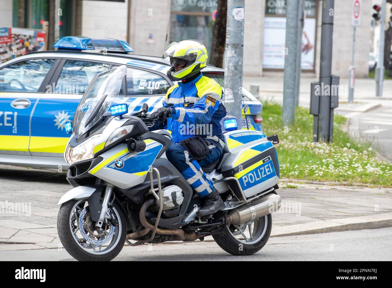 Polizeiwagen mit Blaulicht im Einsatz. -- Police car with bluelight in ...