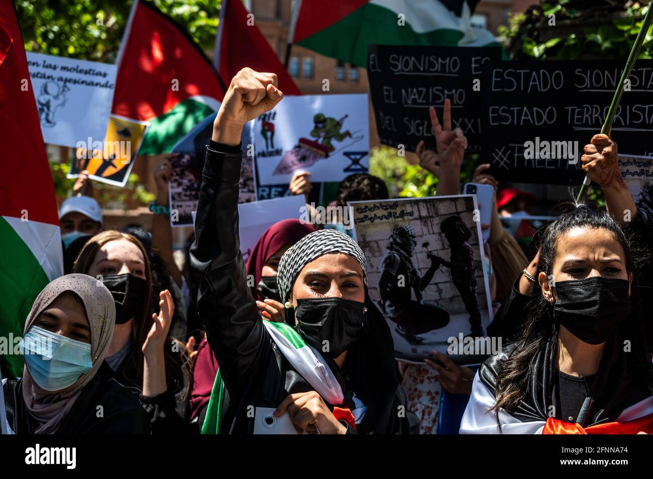 Madrid, Spain. 18th May, 2021. Protesters carrying Palestinian flags ...