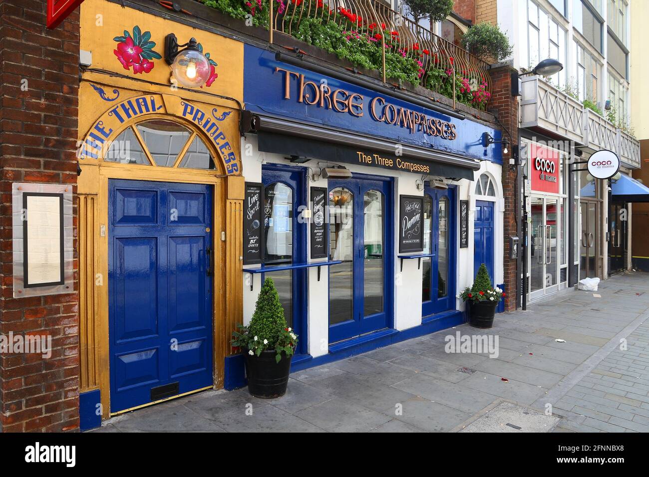 Vintage compasses hi-res stock photography and images - Alamy