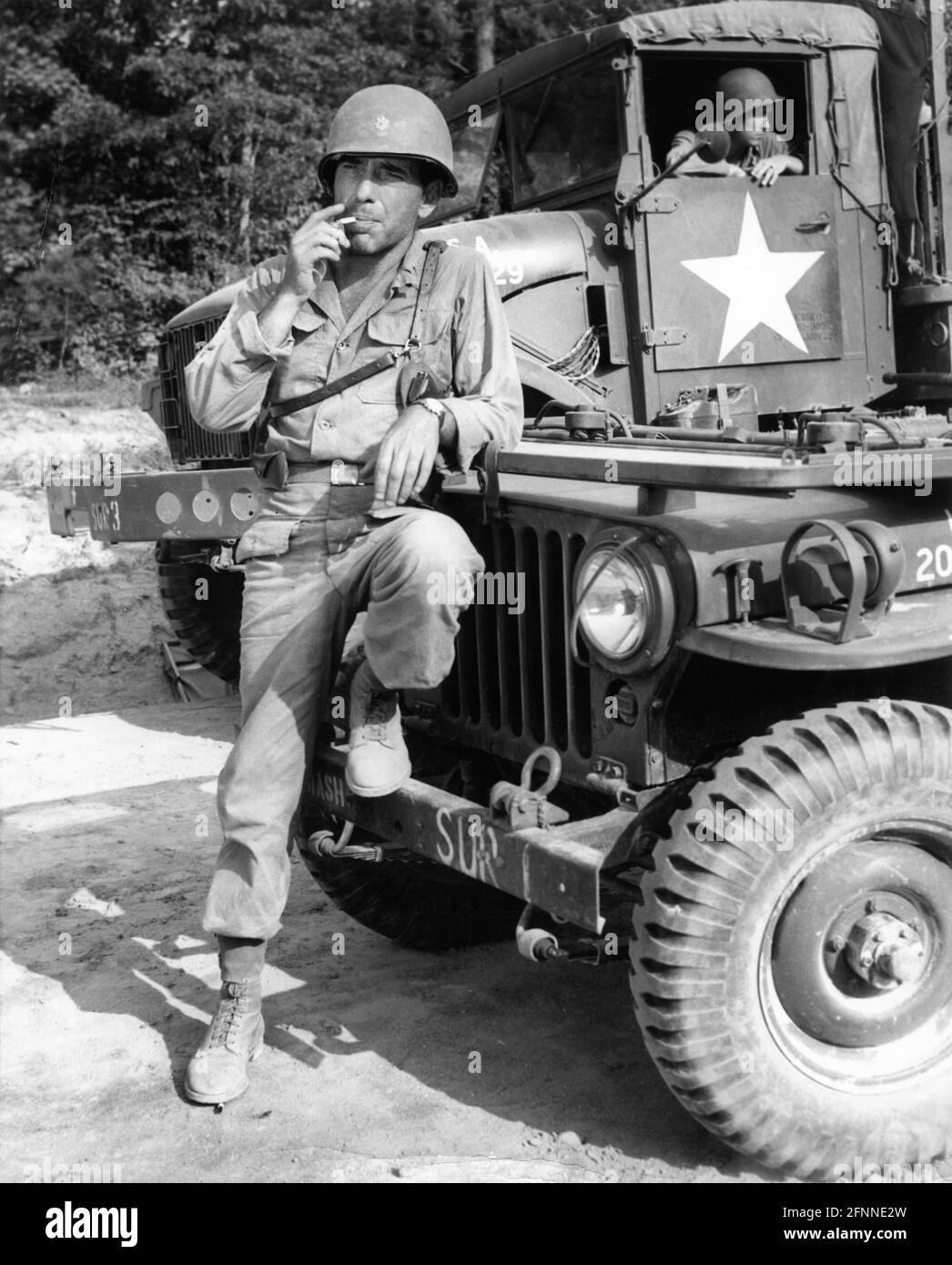 Humphrey bogart smoking cigarette Black and White Stock Photos & Images ...