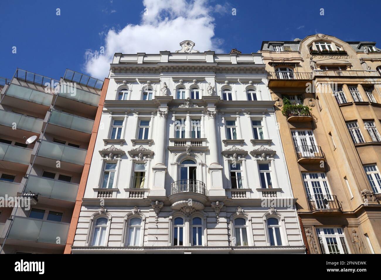 Old world apartment building hi-res stock photography and images - Alamy