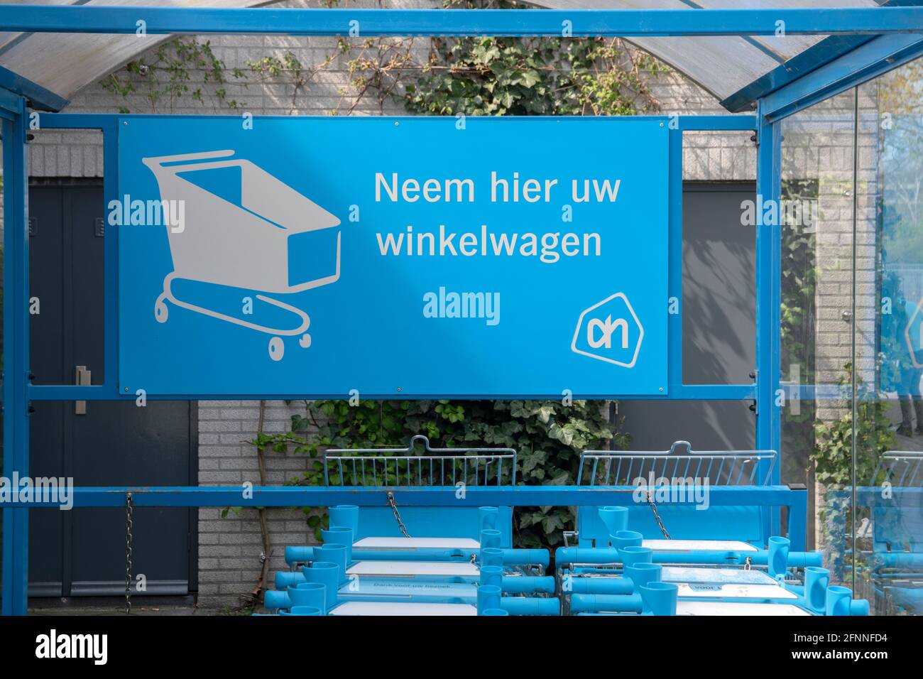 Shopping cart emblem hi-res stock photography and images - Alamy