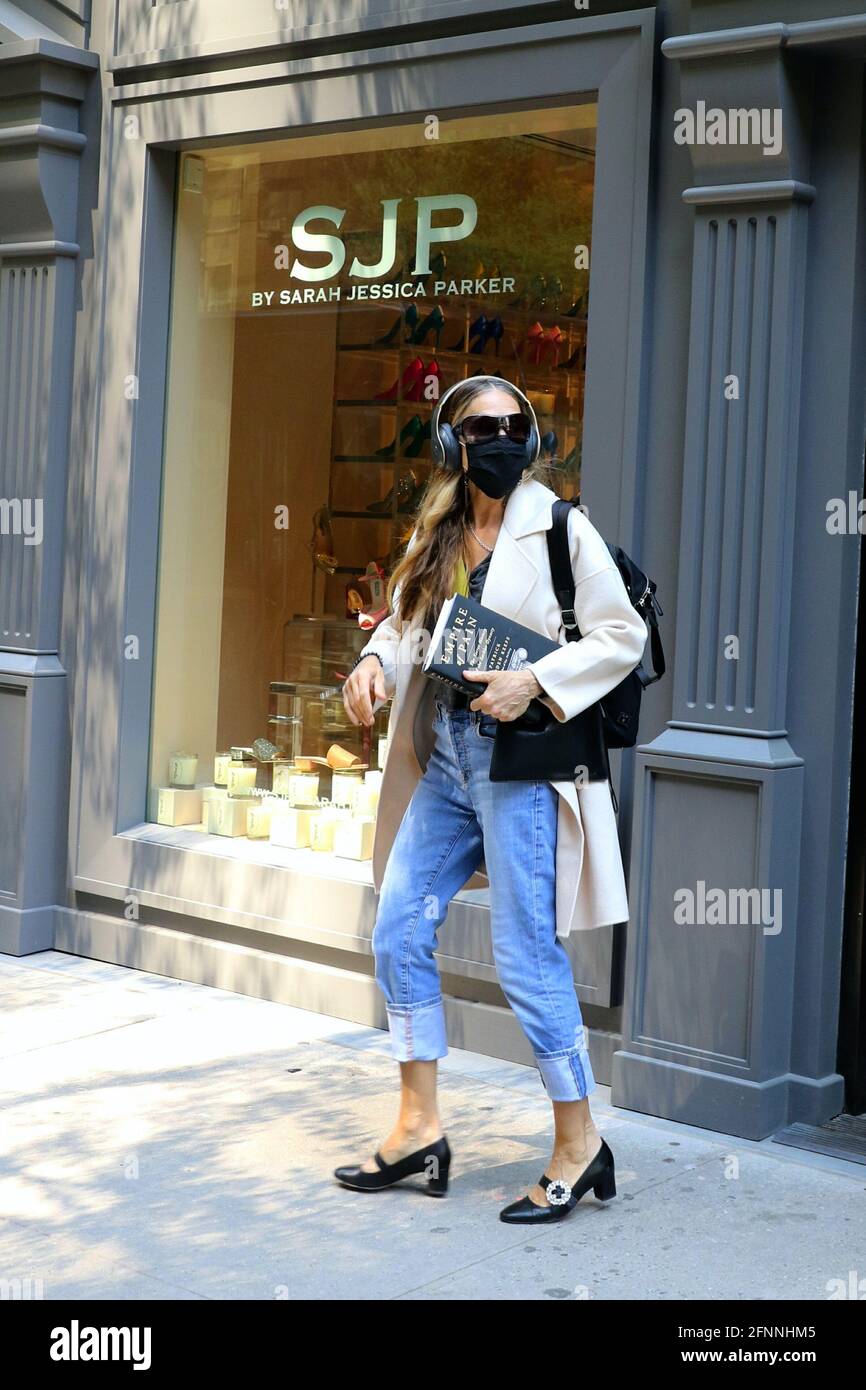 New York - NY - 20210420 Sarah Jessica Parker hails a taxi after ...