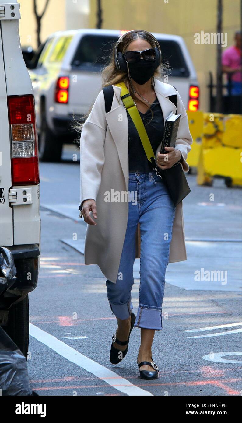 New York - NY - 20210420 Sarah Jessica Parker hails a taxi after ...