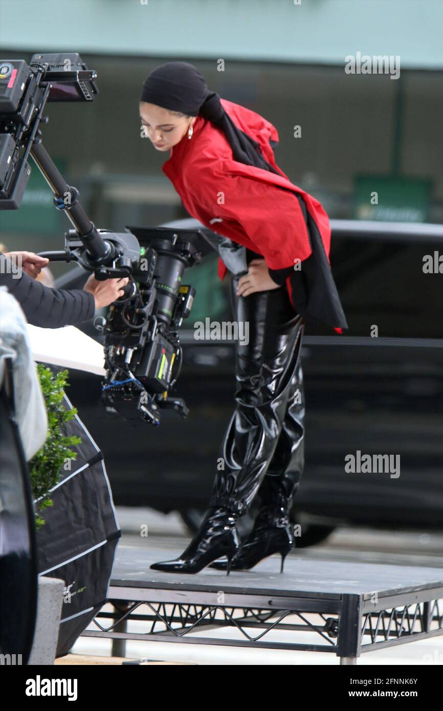 New York - NY - 20210427 Nura Afia holds an umbrella on set of filming a Maybelline commercial ...