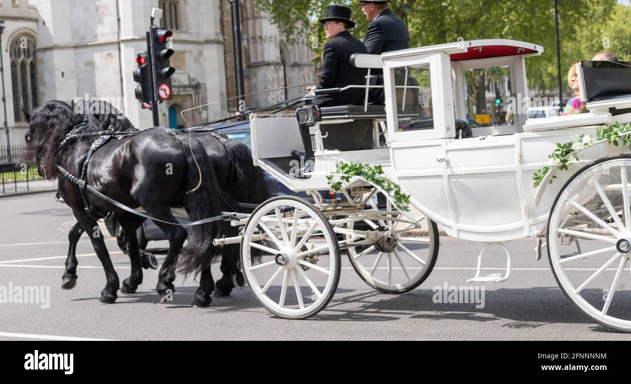 Horse drawn carriage london hi-res stock photography and images - Alamy