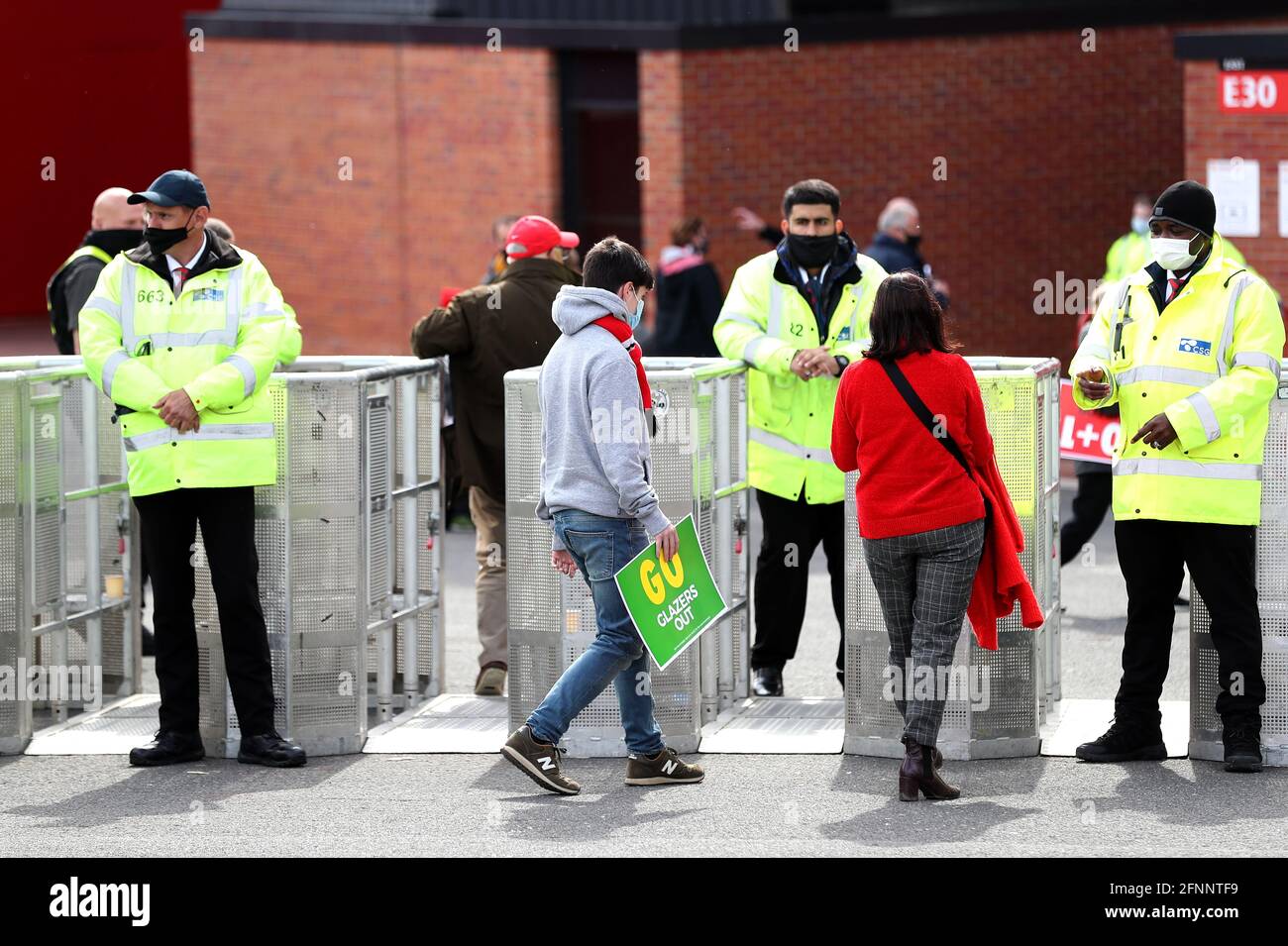 Premier league fans returning stadium hi-res stock photography and ...