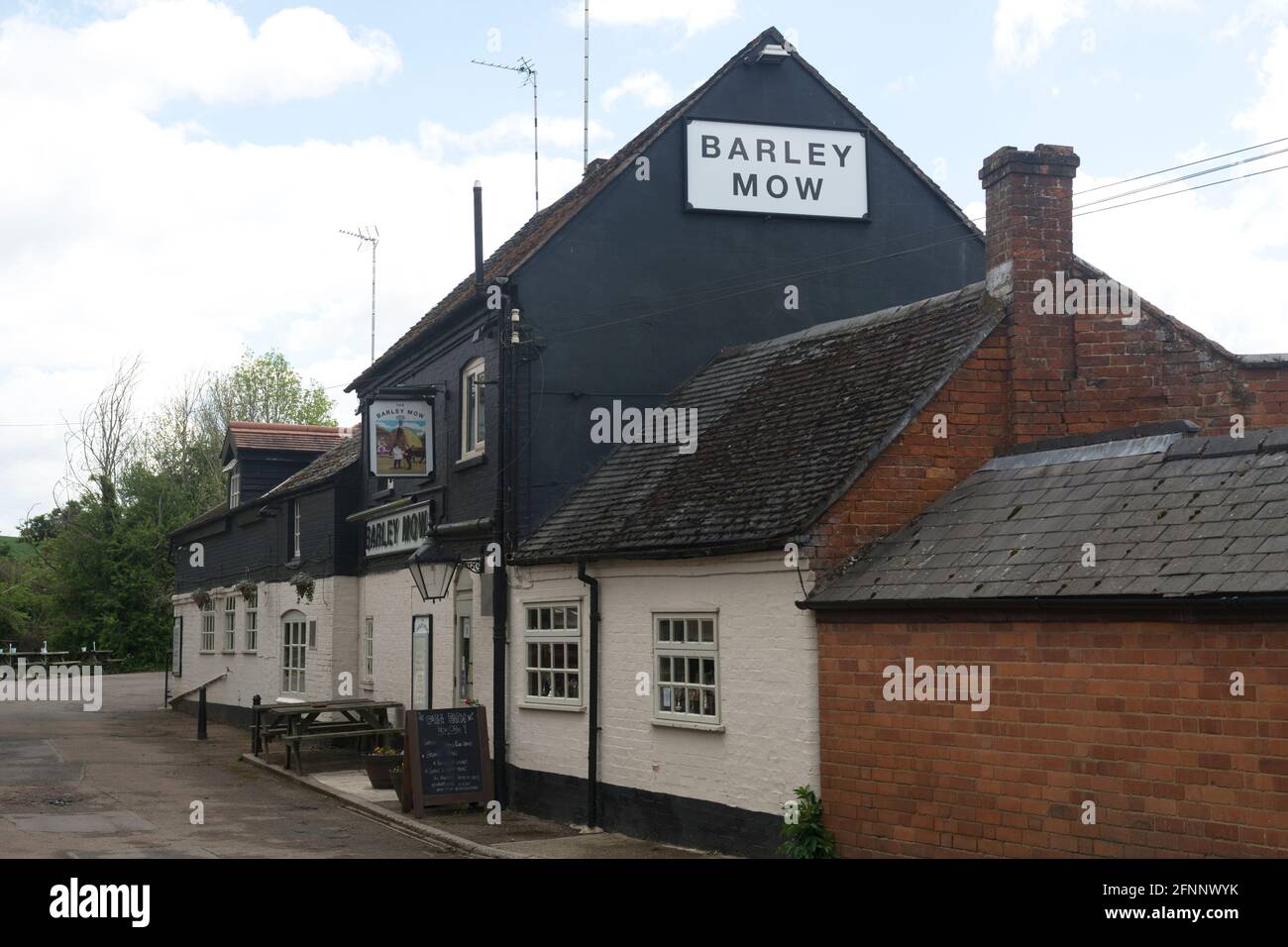 The Barley Mow pub, Newbold on Avon, Warwickshire, England, UK Stock ...