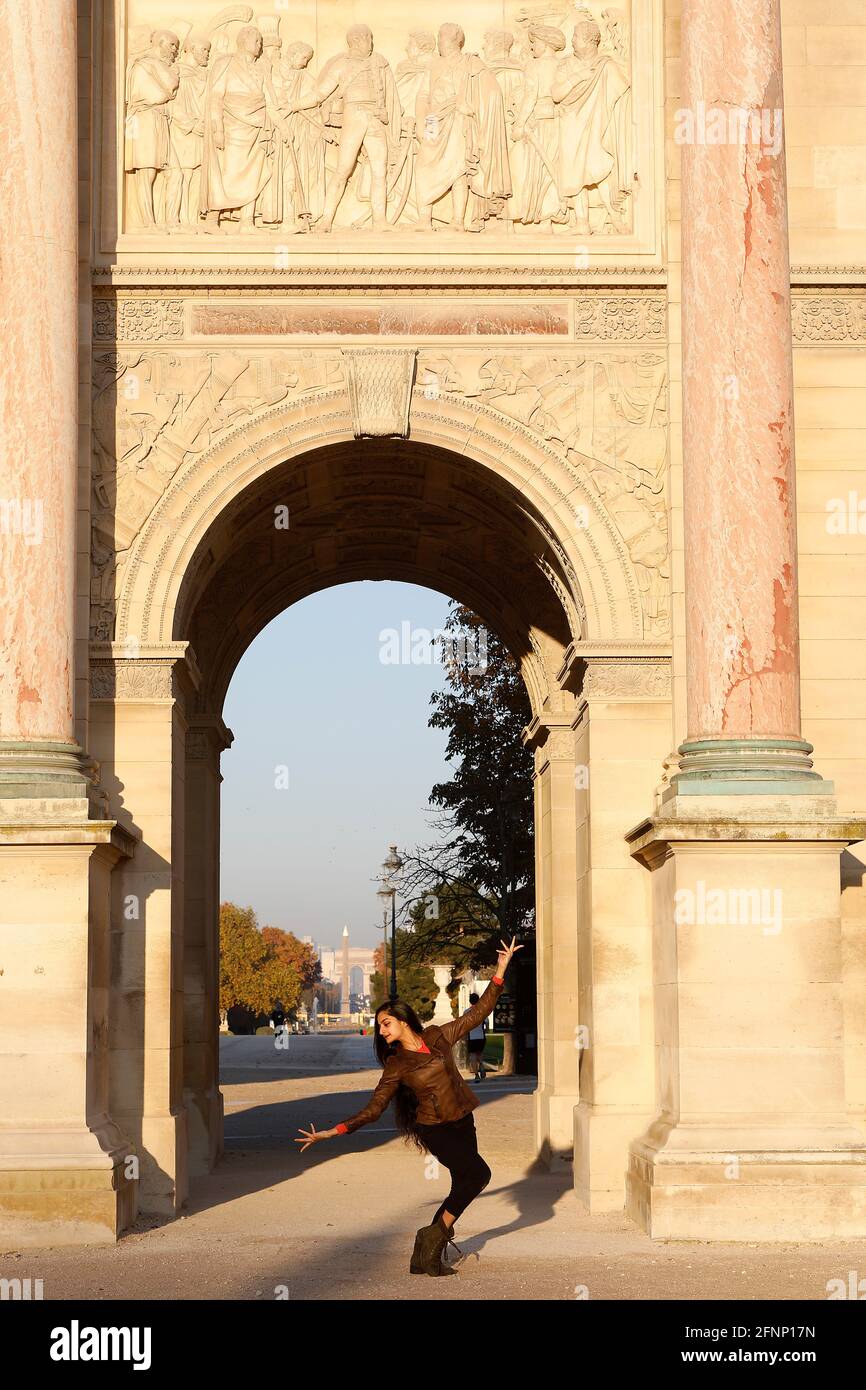 Indian dancer dancing in Paris, France Stock Photo - Alamy