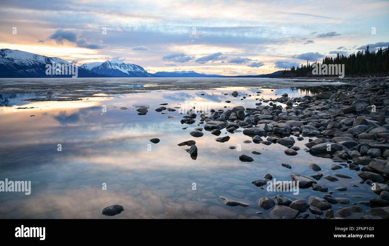 Lakeshore scene hi-res stock photography and images - Alamy