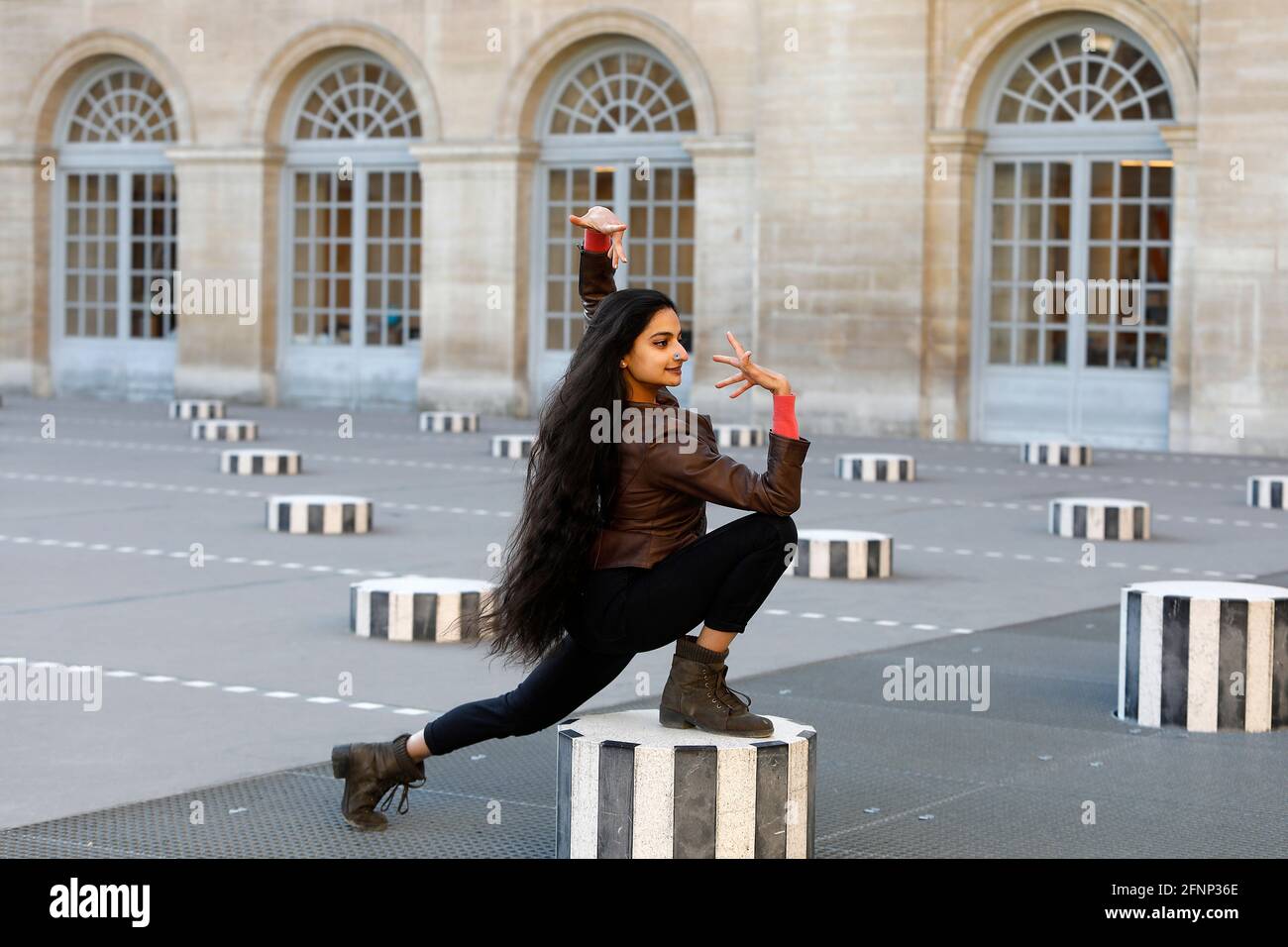 Indian dancer dancing in Paris, France Stock Photo - Alamy