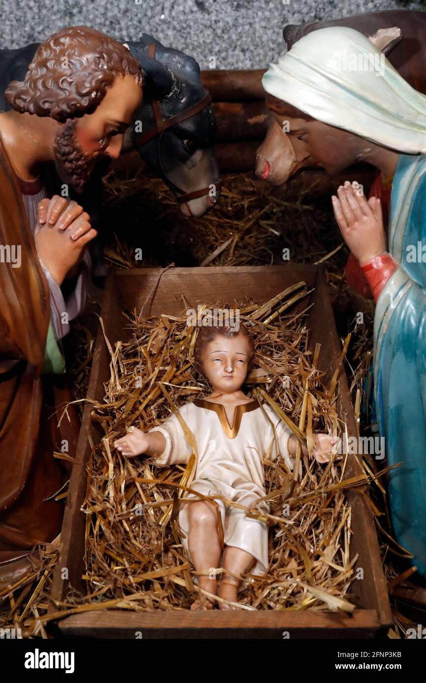 Christmas creche france family hi-res stock photography and images - Alamy