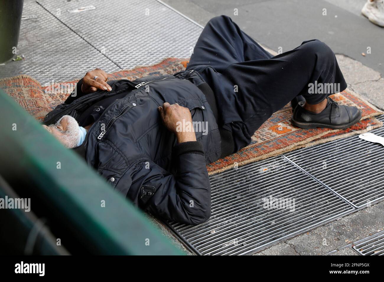 Homeless man sleeping in Paris, France Stock Photo - Alamy