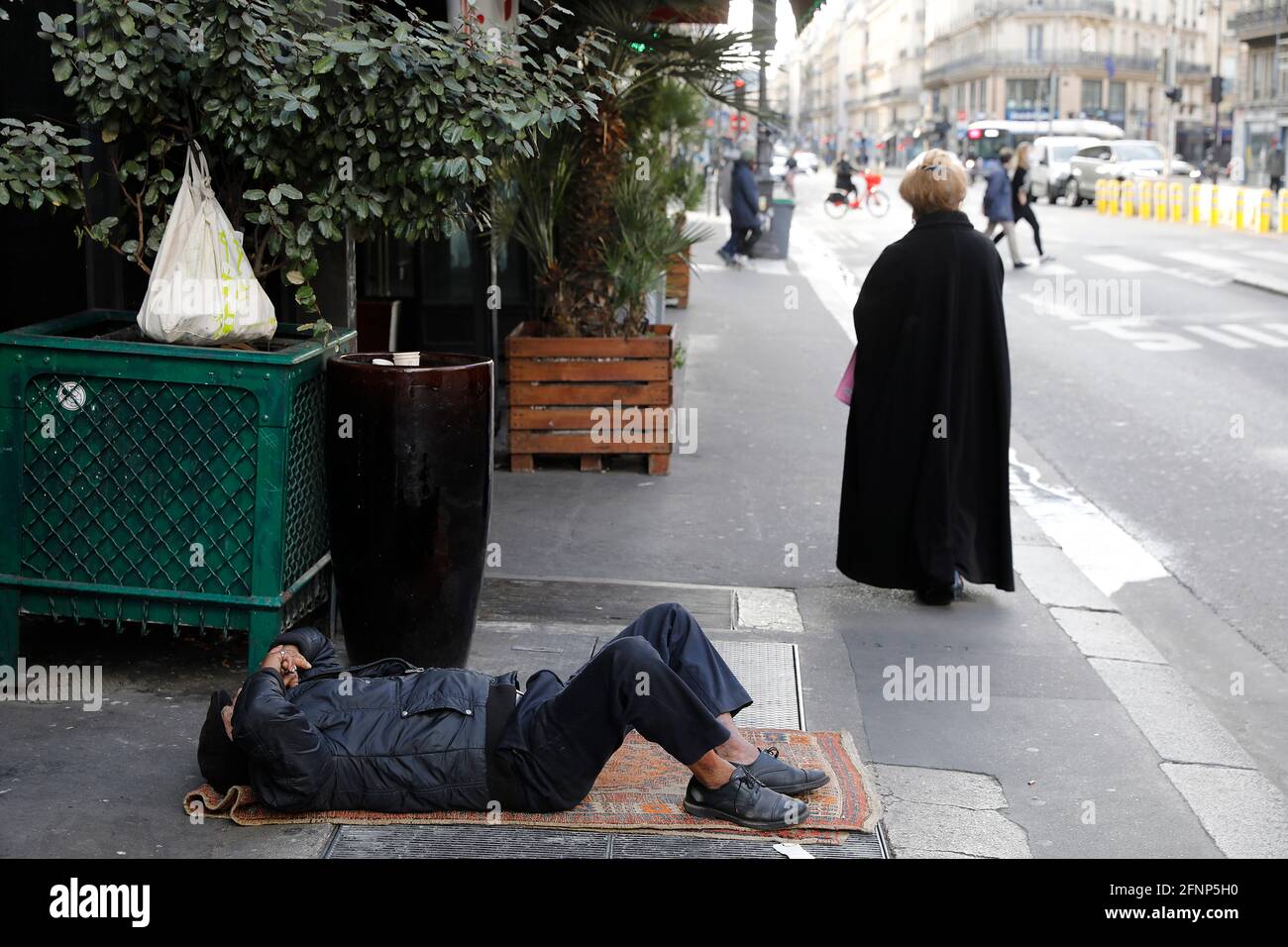 Homeless man sleeping in Paris, France Stock Photo - Alamy