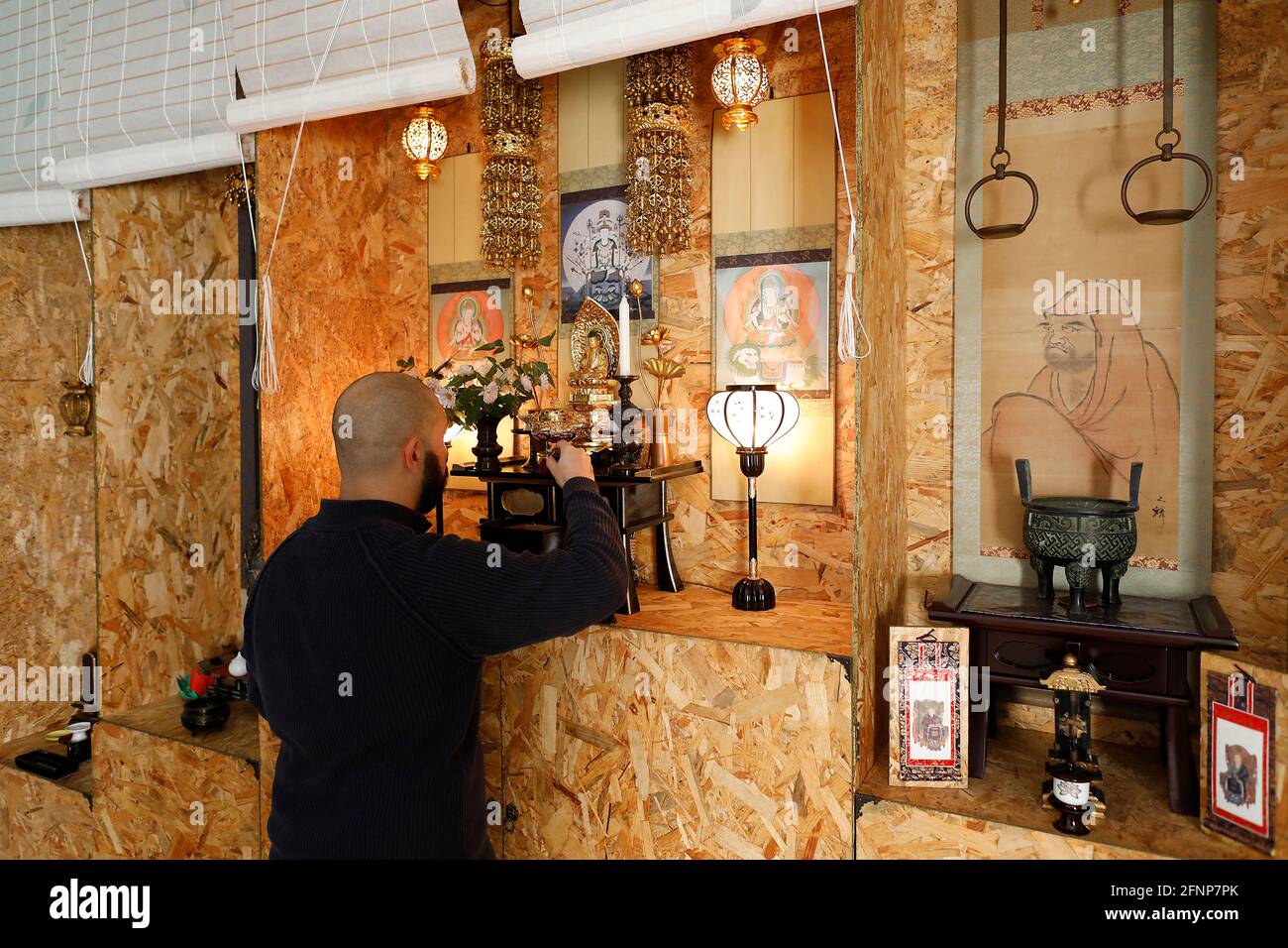 Zen buddhist monk hi-res stock photography and images - Alamy