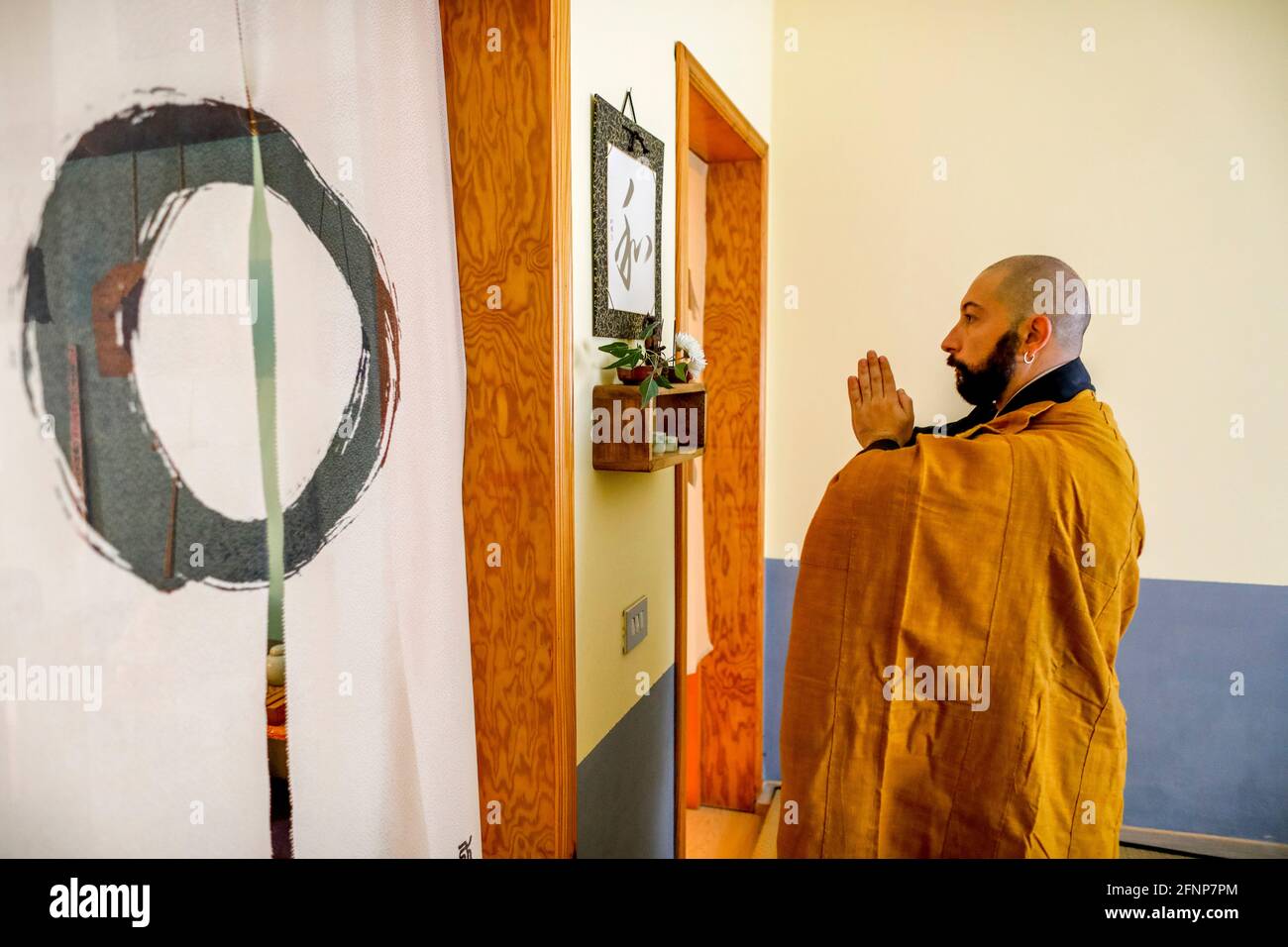 Gasho hands hi-res stock photography and images - Alamy